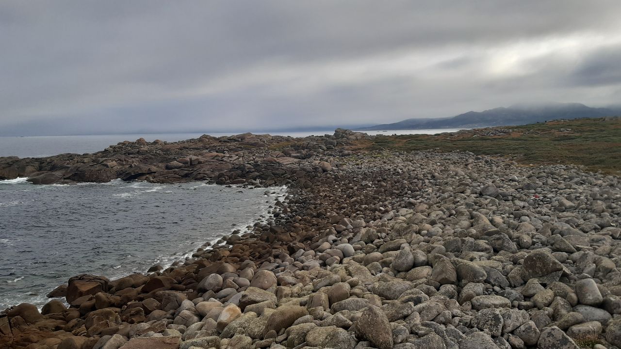Piedras y nubarrones en Furna Brava
