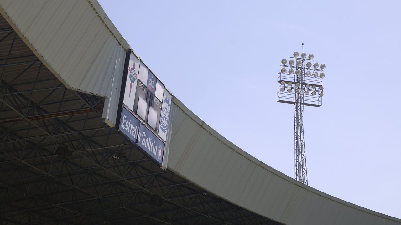 La nueva iluminación del estadio de A Malata en Ferrol costará un ...