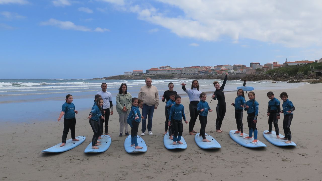 Más de ochenta escolares aprenden con el surf en Caión