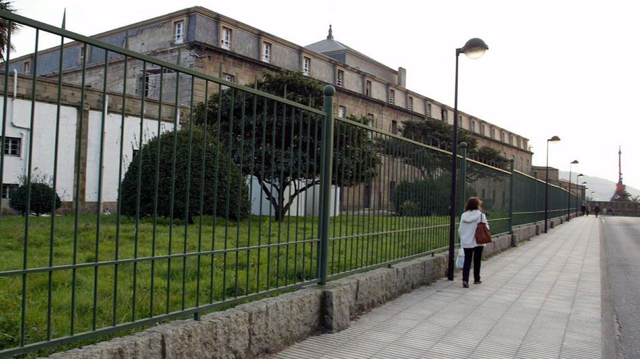 El Concello corta desde este viernes un carril frente al Cuartel de ...