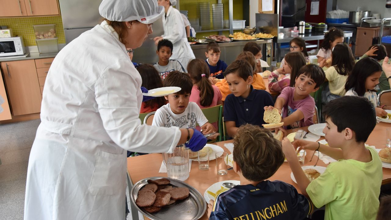Ames asigna un millar de plazas de comedor salvo en el colegio Ventín, que tiene 80 en el limbo
