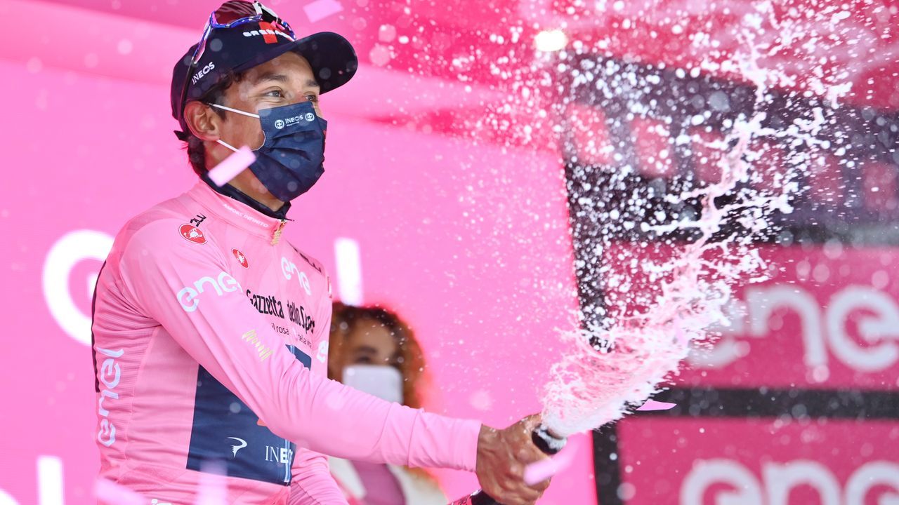 Egan Bernal sorprende en el «sterrato» y se viste de rosa