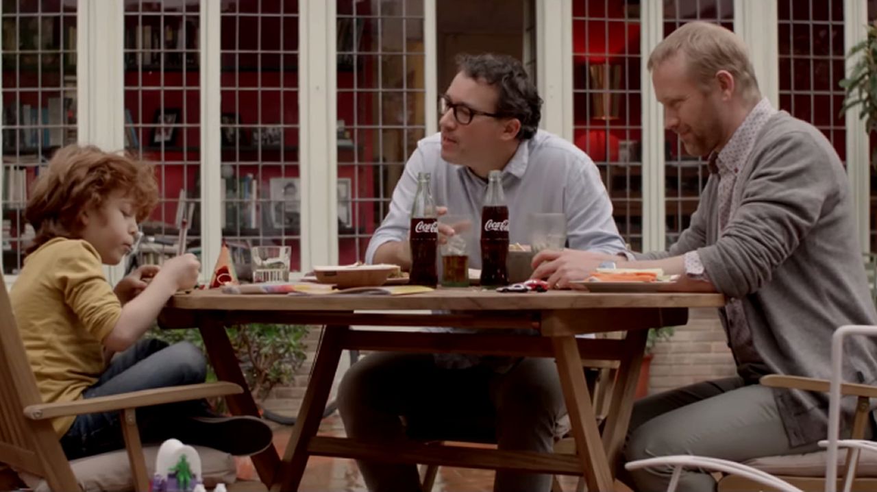 Todos los tipos de familia tienen hueco en el nuevo anuncio de Coca-Cola