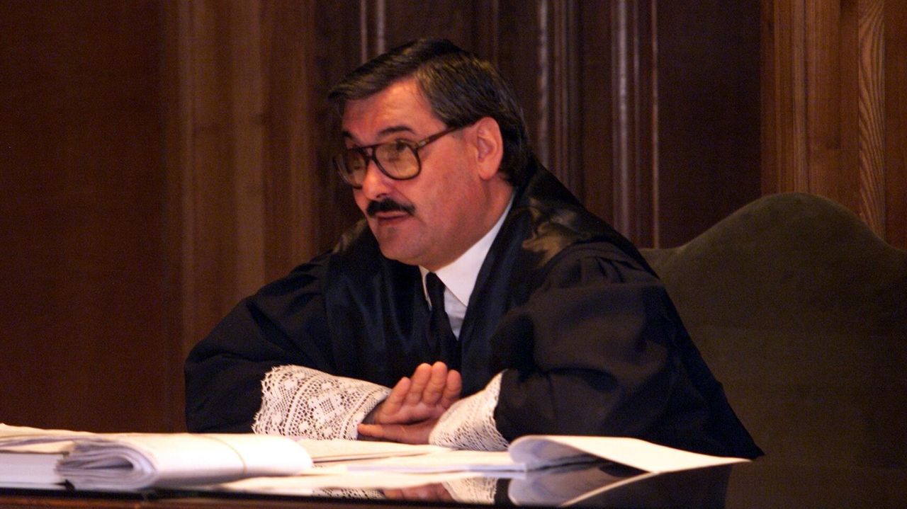 Fallece en un accidente de tráfico el fiscal pontevedrés Evaristo ...