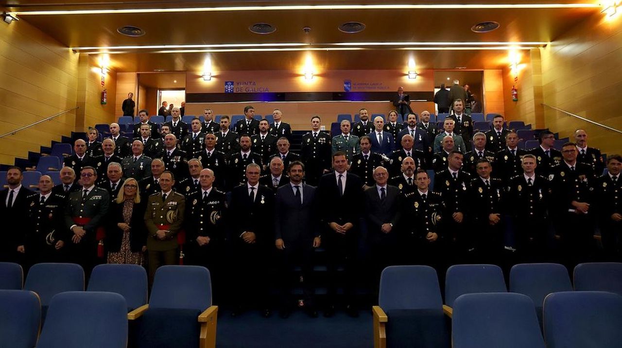 Entrega de medallas y distintivos policiales en la Agasp de A Estrada