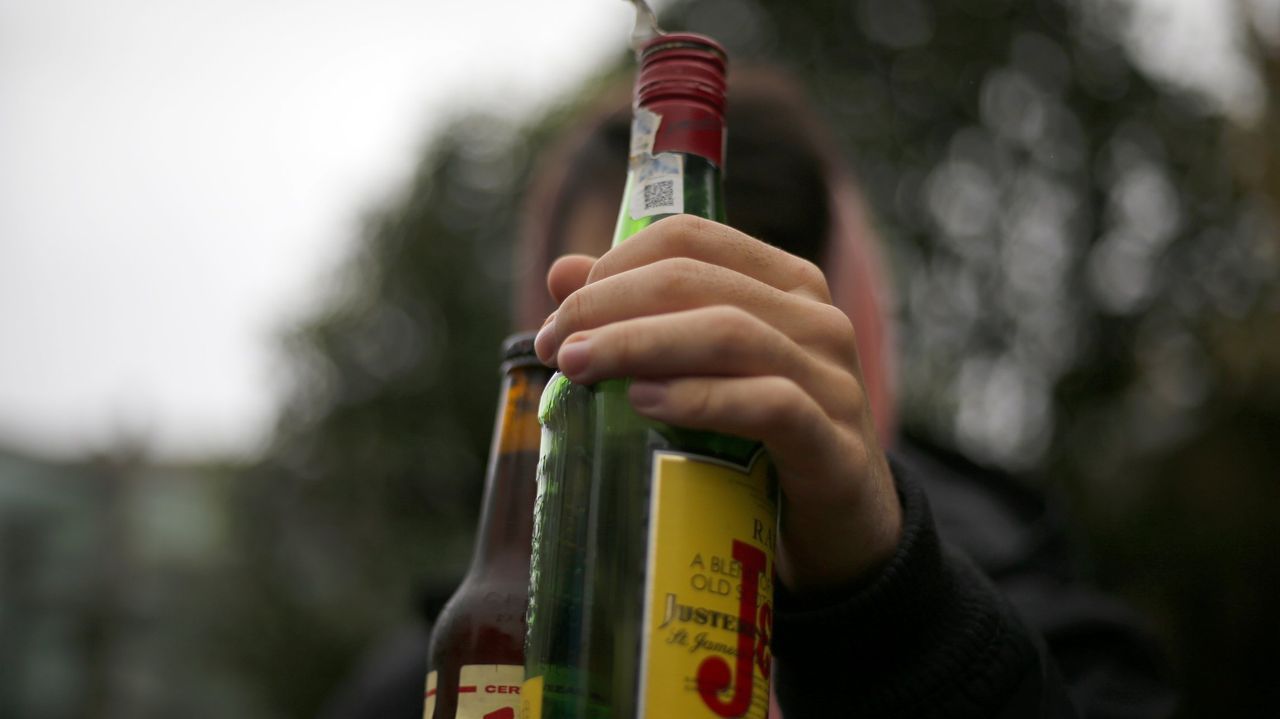 ¿Beber un poco de alcohol todos los días o un atracón el fin de semana ...