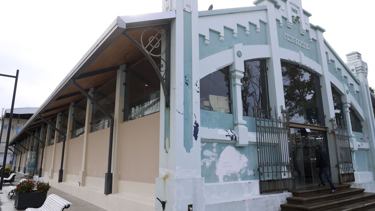 La icónica pescadería de Ucha ya muestra su nueva piel: de azul clarito ...