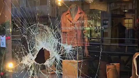 Roba varios artículos del escaparate en una tienda de moda de Payo ...