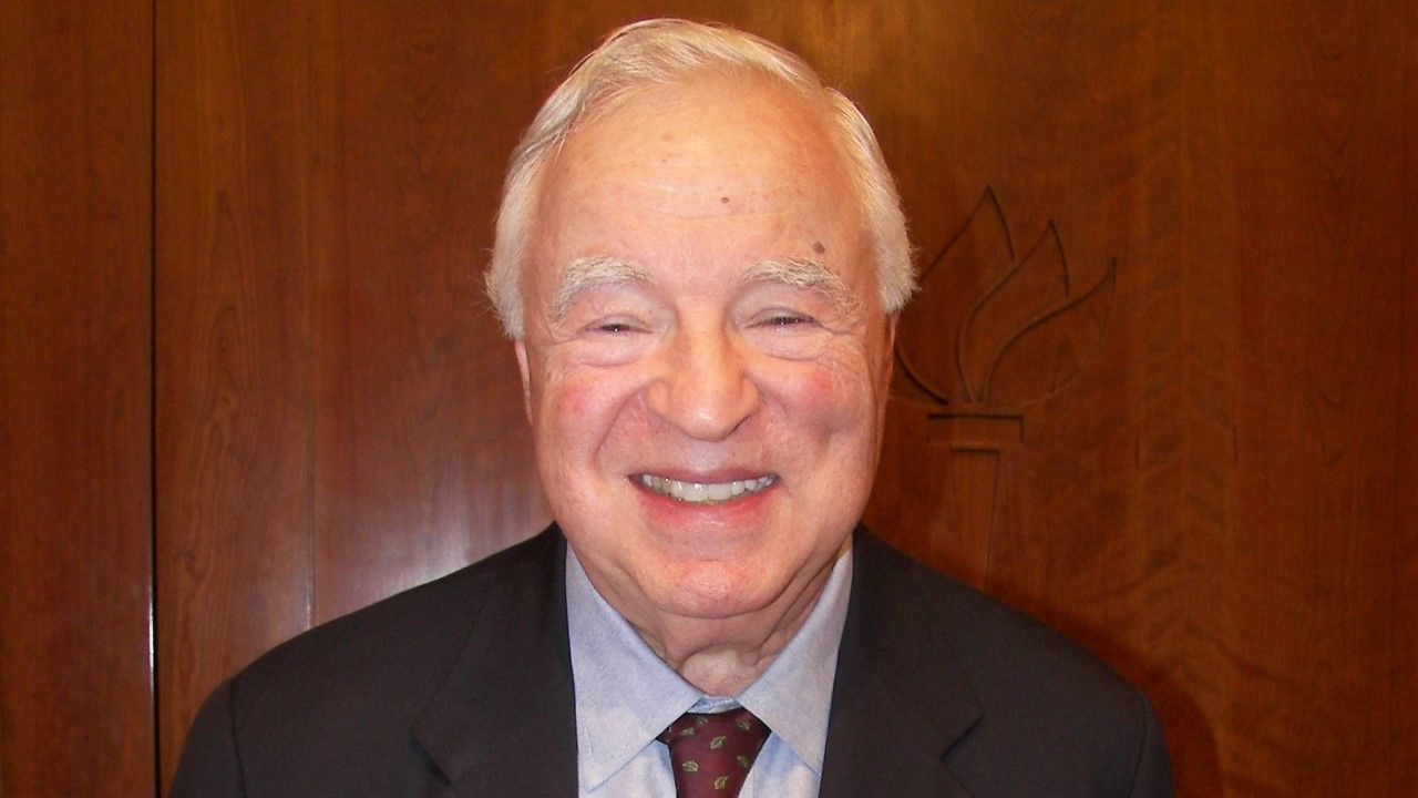 Fallece Arthur Frommer, creador de las populares guías turísticas