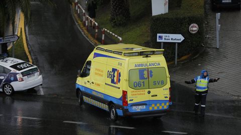 Trasladada al hospital tras volcar con su vehículo en la AP-9 a su paso ...