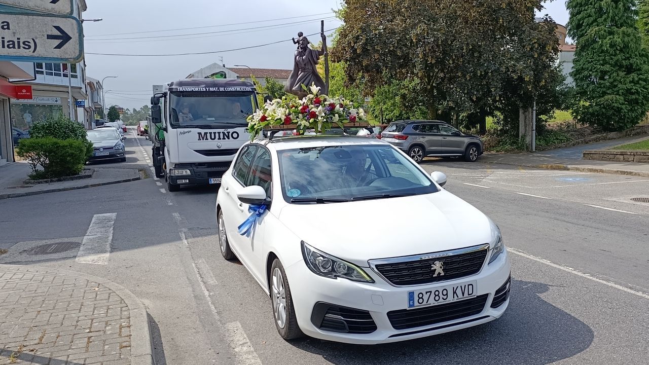 Procesión de vehículos para rendir homenaje a San Cristovo de Corzón