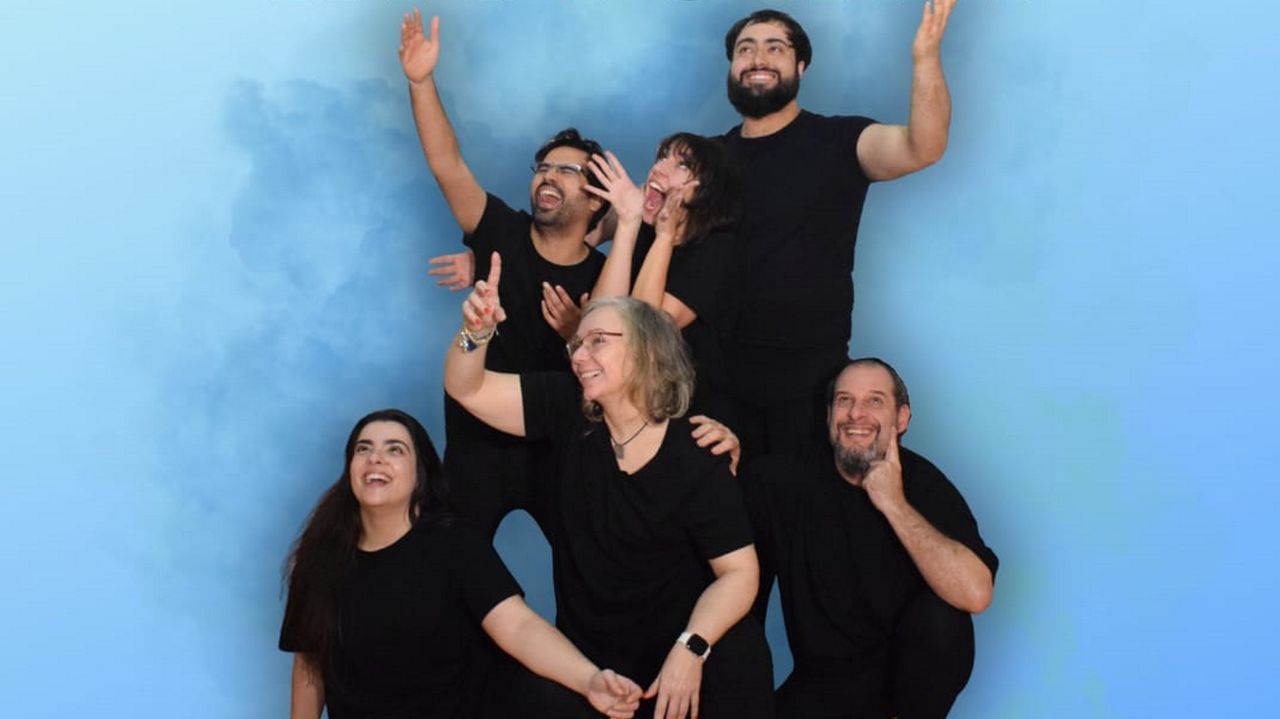 Sesión de teatro improvisado en Évame Oroza