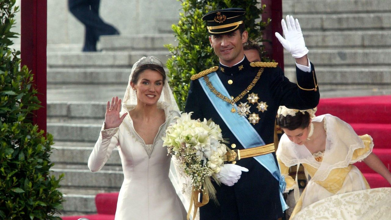 20 años de la boda de Felipe y Letizia: lluvia, fiebre, un beso ...
