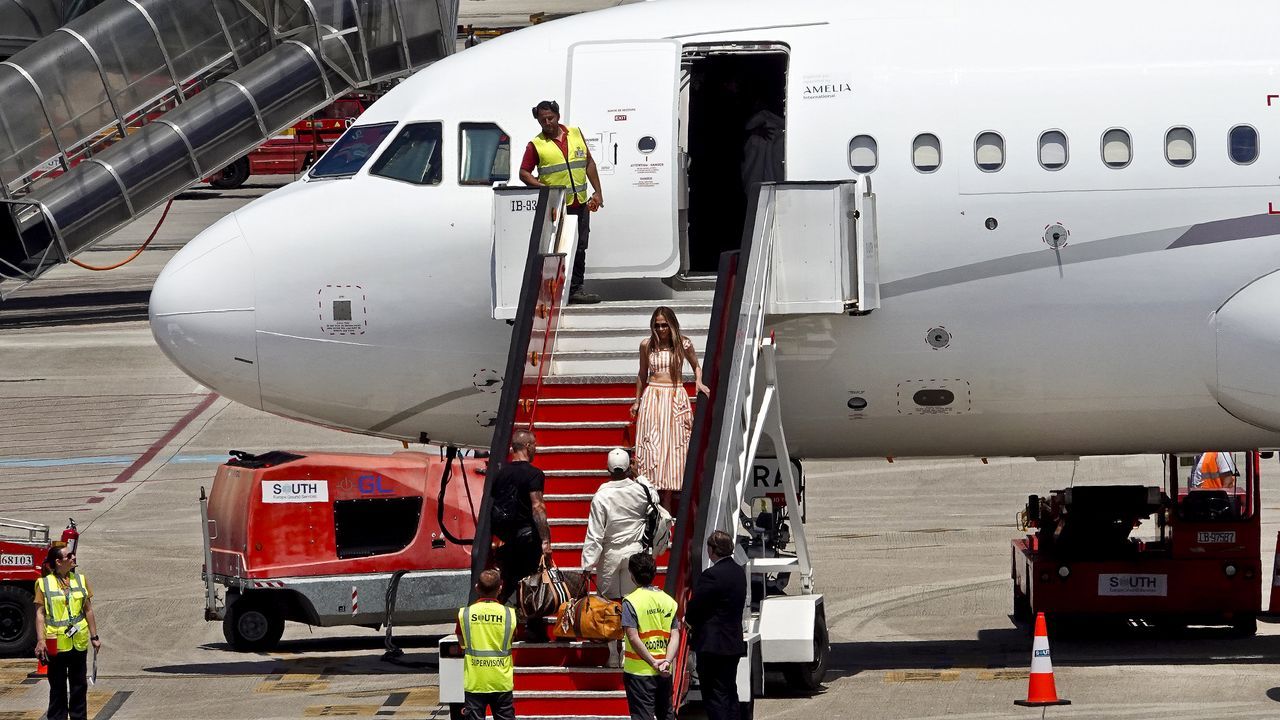 El avión de Jennifer Lopez estrena en Vigo el aterrizaje guiado por cámaras