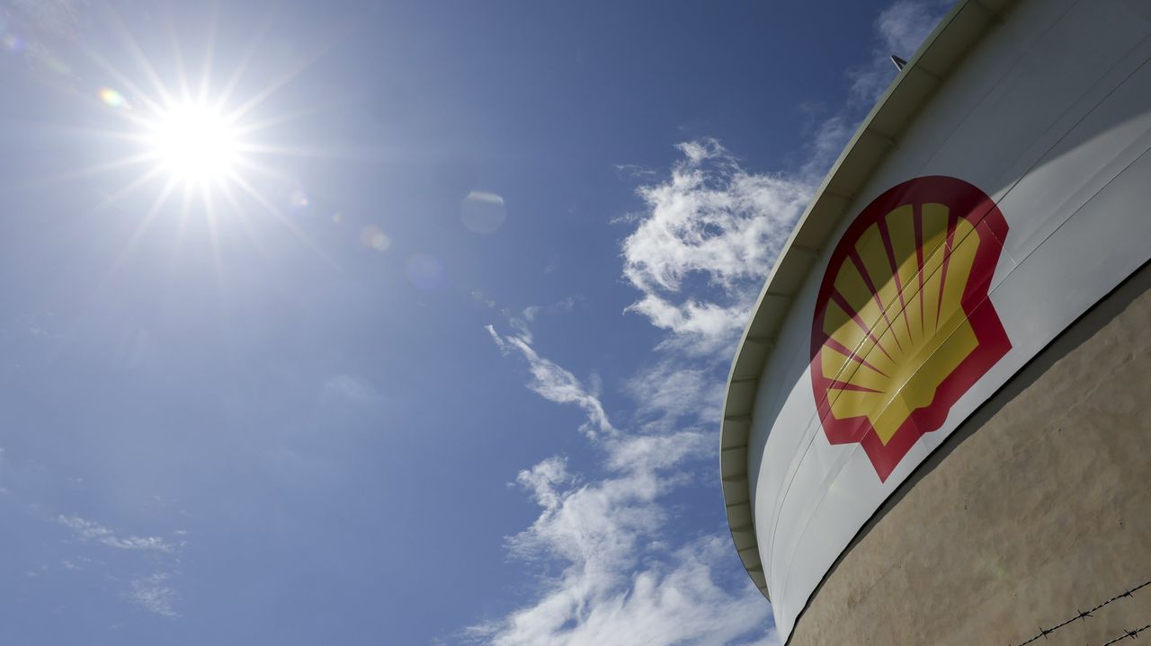 La petrolera Shell estudia la compra de su rival BP
