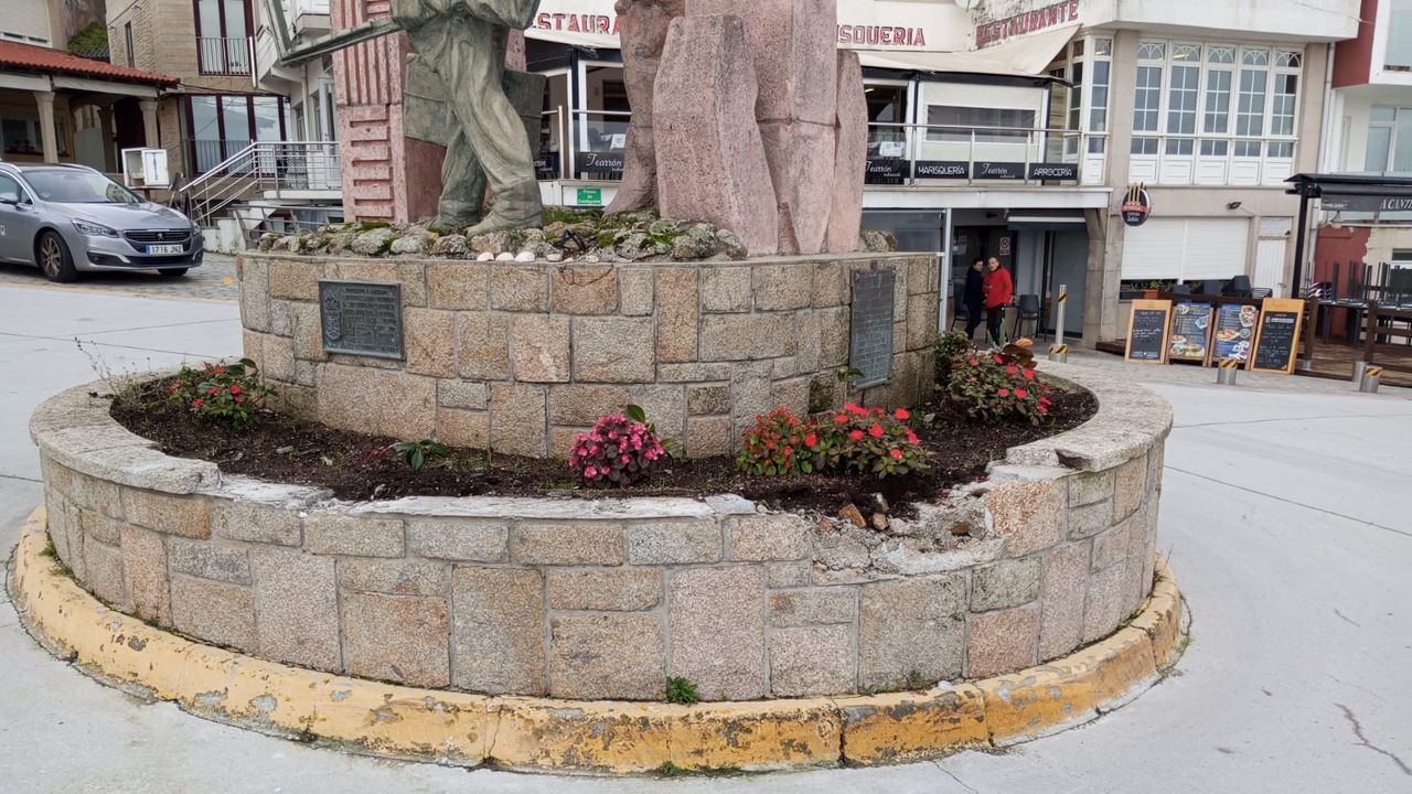 Un autobús causa daños en la rotonda con el monumento al emigrante de ...