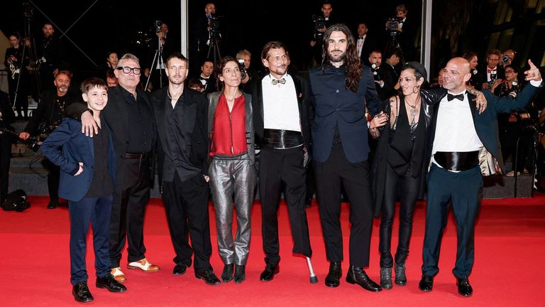 Oliver Laxe estremece Cannes con el dolor y la piedad que atraviesan ...
