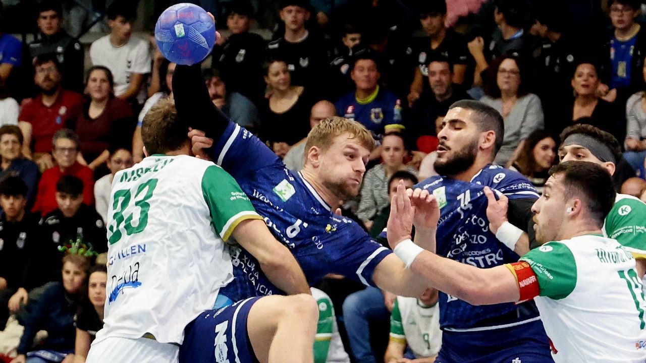 El Cangas rescata un punto capital