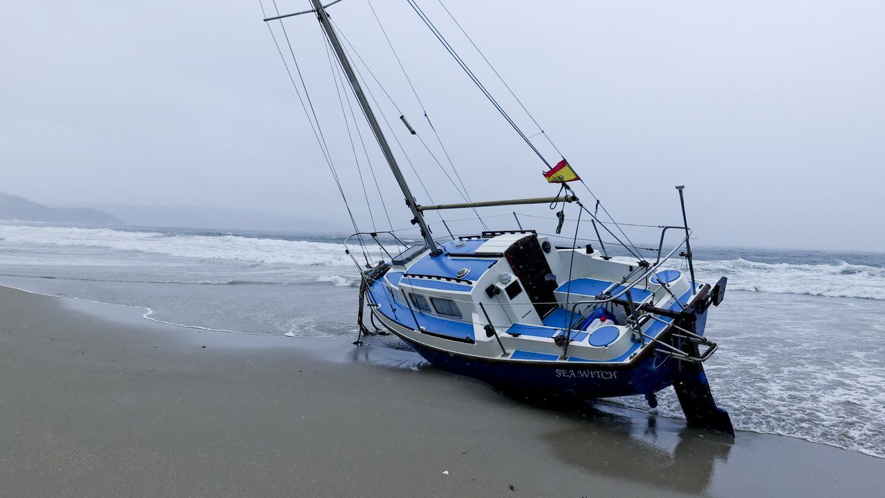 El temporal arrastra un velero hasta la playa de Langosteira