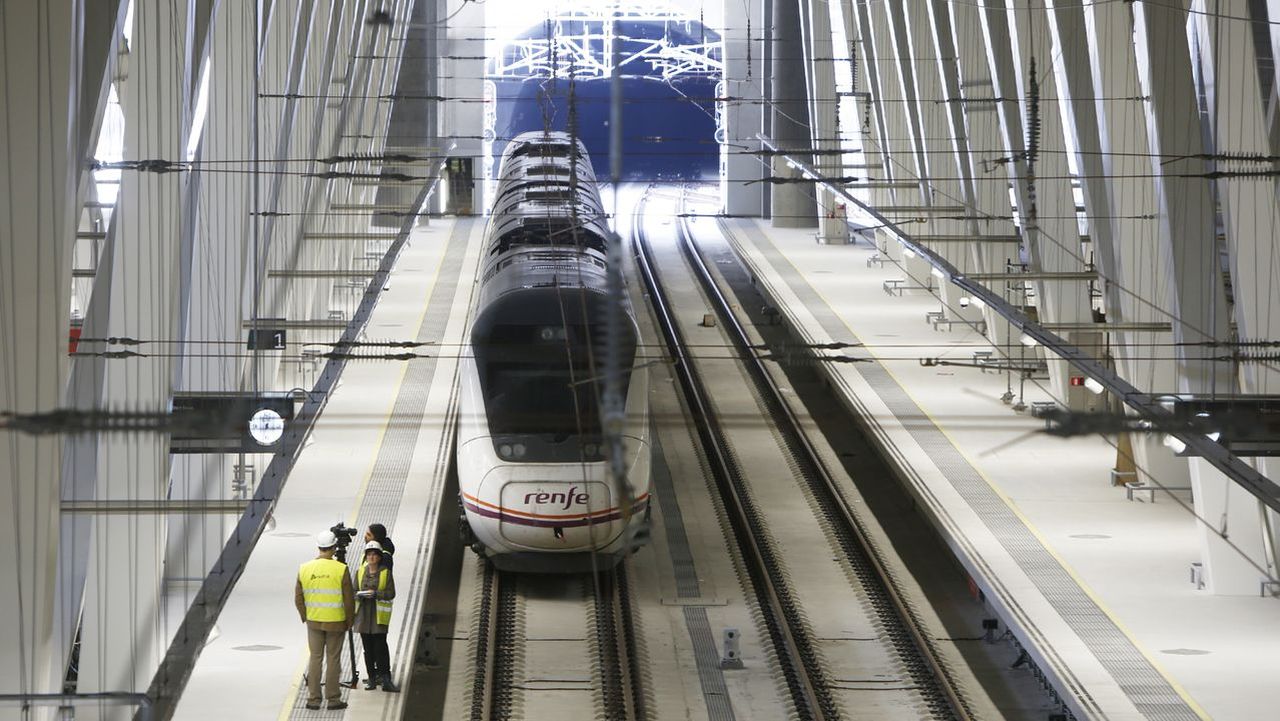 Renfe cambia la estación del primer tren regional Vigo-A Coruña y ...