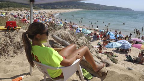 Una socorrista, ayer en la playa de Doniños, en Ferrol, atestada de bañistas