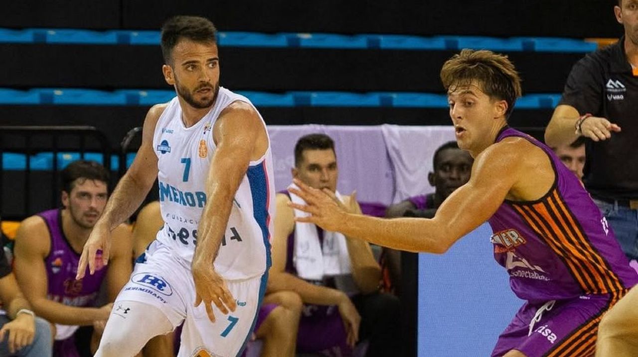 Edgar Vicedo y Pol Figueras esperan al Obra en el pabellón del Menorca