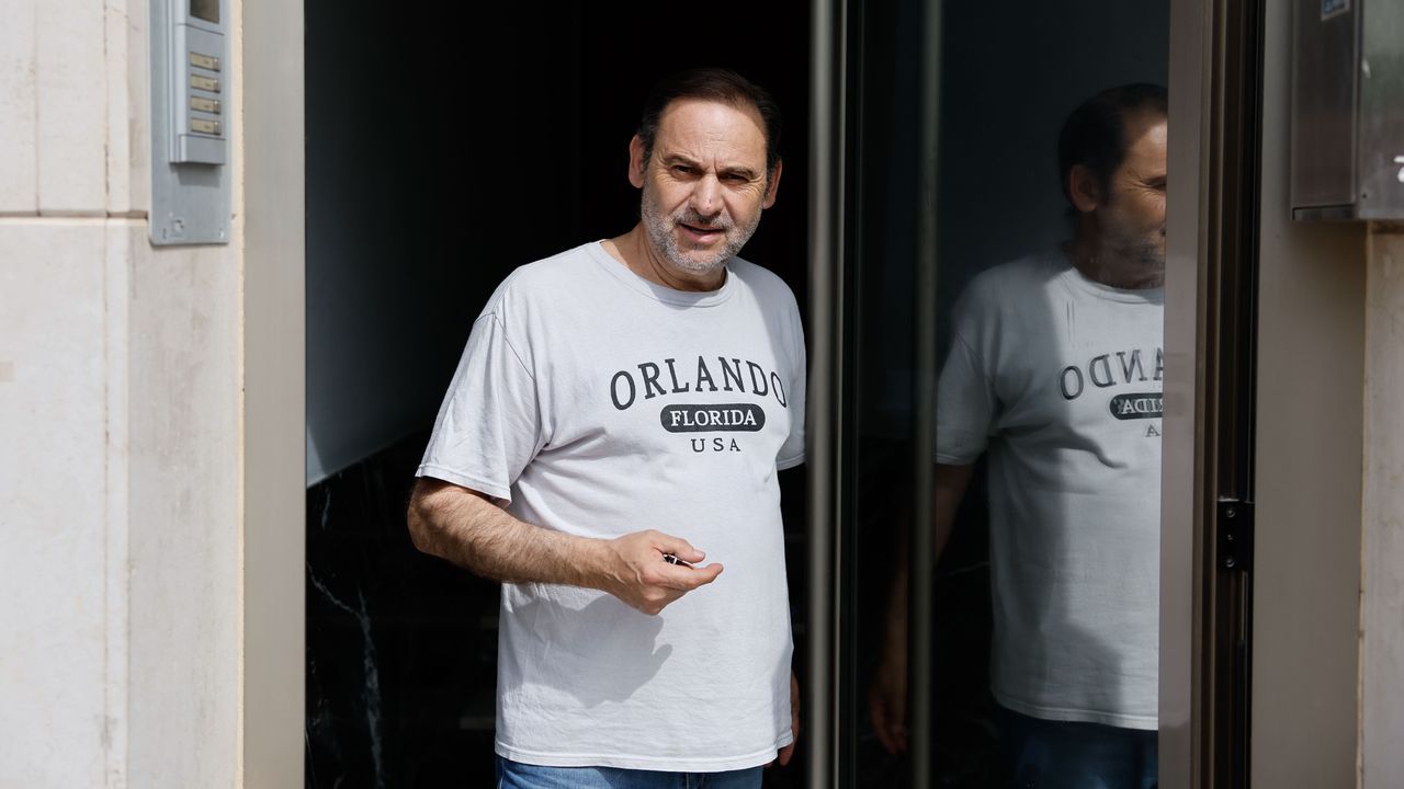 Ábalos usó a una actriz porno para intentar ocultar un disco duro durante el registro de su casa ...