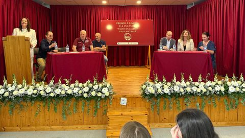 O IES de Becerreá entregou o premio á Lingua e á cultura «Tamén en ...
