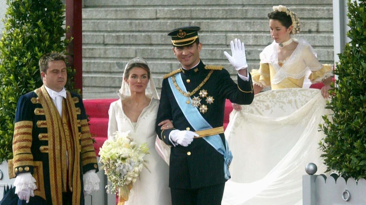 20 años de la boda de Felipe y Letizia: lluvia, fiebre, un beso ...
