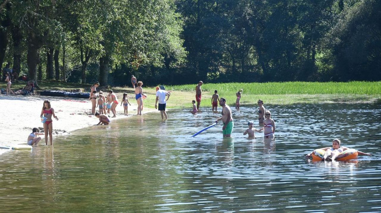 El recinto de la playa de Liñares abre al público, pero el baño tendrá ...