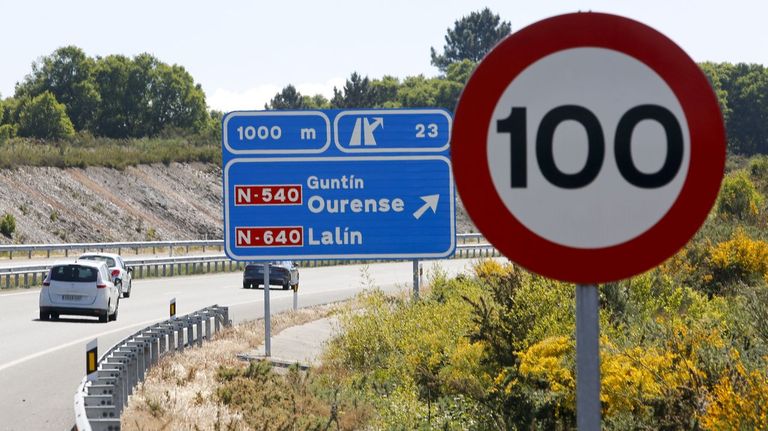La A-54 seguirá en obras varios meses mientras los conductores tienen ...