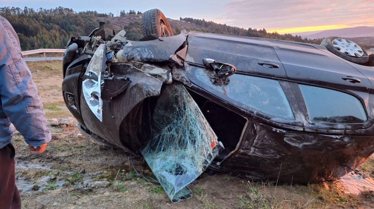 Aparece un coche volcado en Ferrol sin nadie en su interior