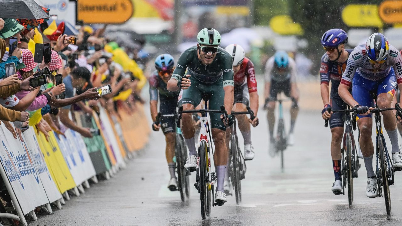 Milan salva una caída masiva en el esprint y repite victoria en el Tour ...