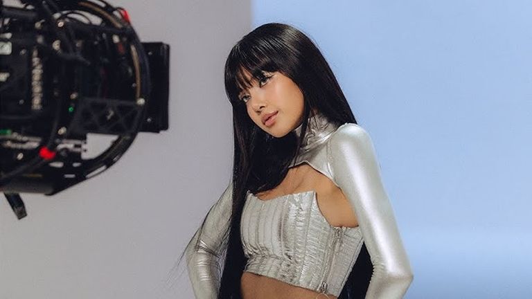 Quién es Lisa, la artista tailandesa que colabora en «New Woman» con ...