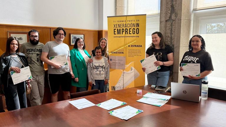 Ocho de los treinta participantes en la Escola de Emprego Xuvenil de A ...