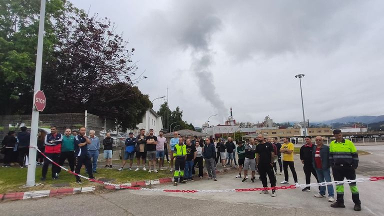 Arrancó la huelga en Ence Navia, ni entra madera ni sale pasta, pero el ...