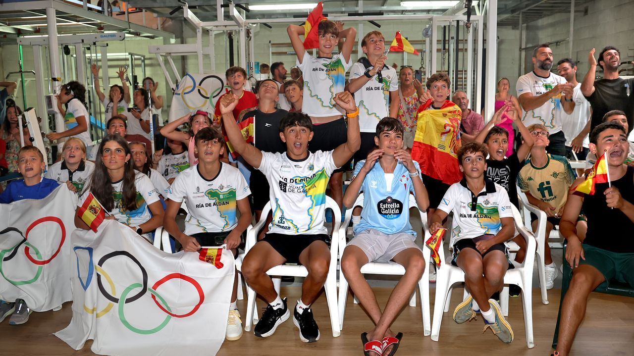 Cangas vibra con el bronce de Rodrigo Germade y el diploma de Teresa ...