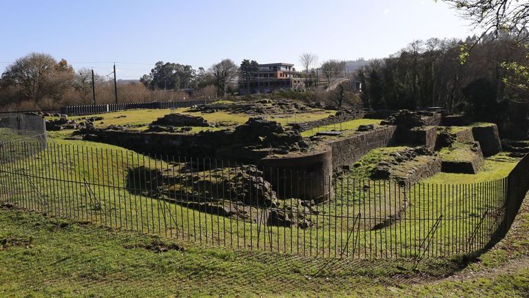 Santiago completa el acondicionamiento exterior del castillo de Rocha Forte