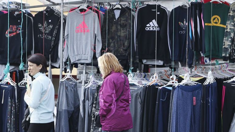 La incautación de ocho mil prendas de ropa falsa de marcas como Nike ...