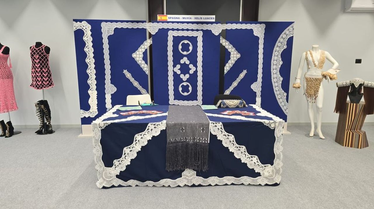 El diseñador local José Luís Luaces lleva el encaje de Muxía hasta Milán
