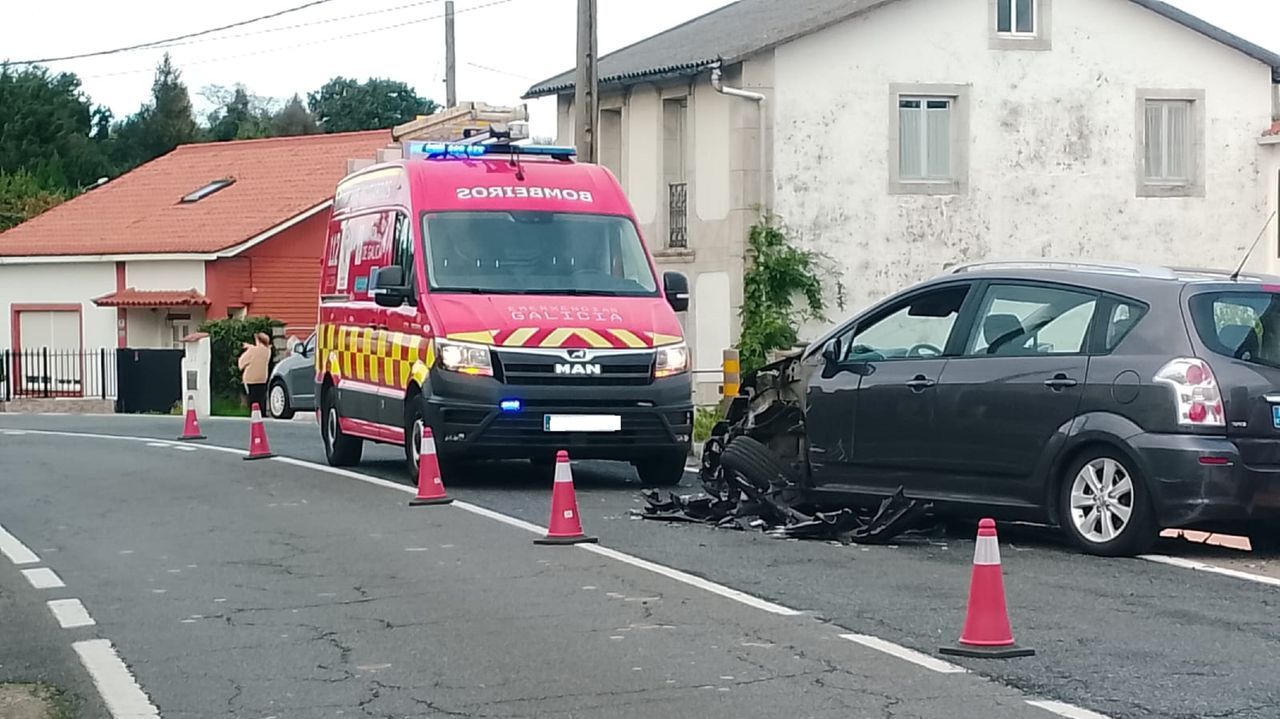 Un conductor de 82 años invade el carril contrario y colisiona contra ...