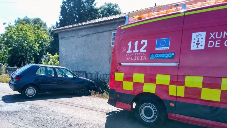 Una persona resulta herida en una salida de vía en Lalín