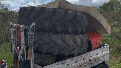 Los cazadores de Caldelas retiraron ocho remolques de basura del monte
