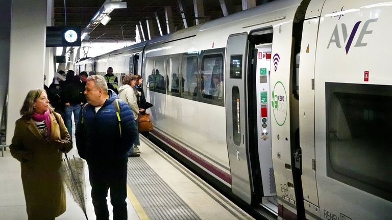 Renfe mantiene bloqueada la venta y solo deja comprar billetes para ...