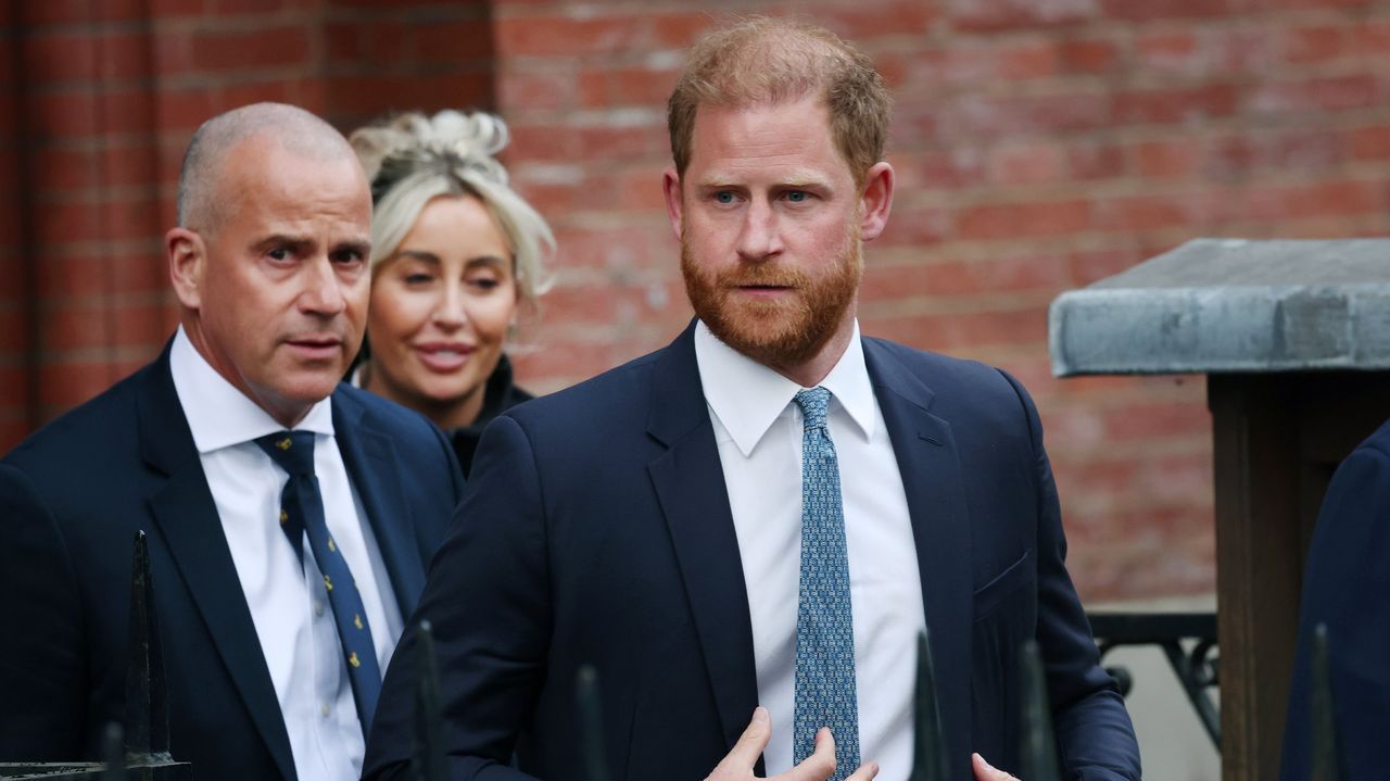 El príncipe Enrique lleva flores a la tumba de la reina Isabel II en el ...