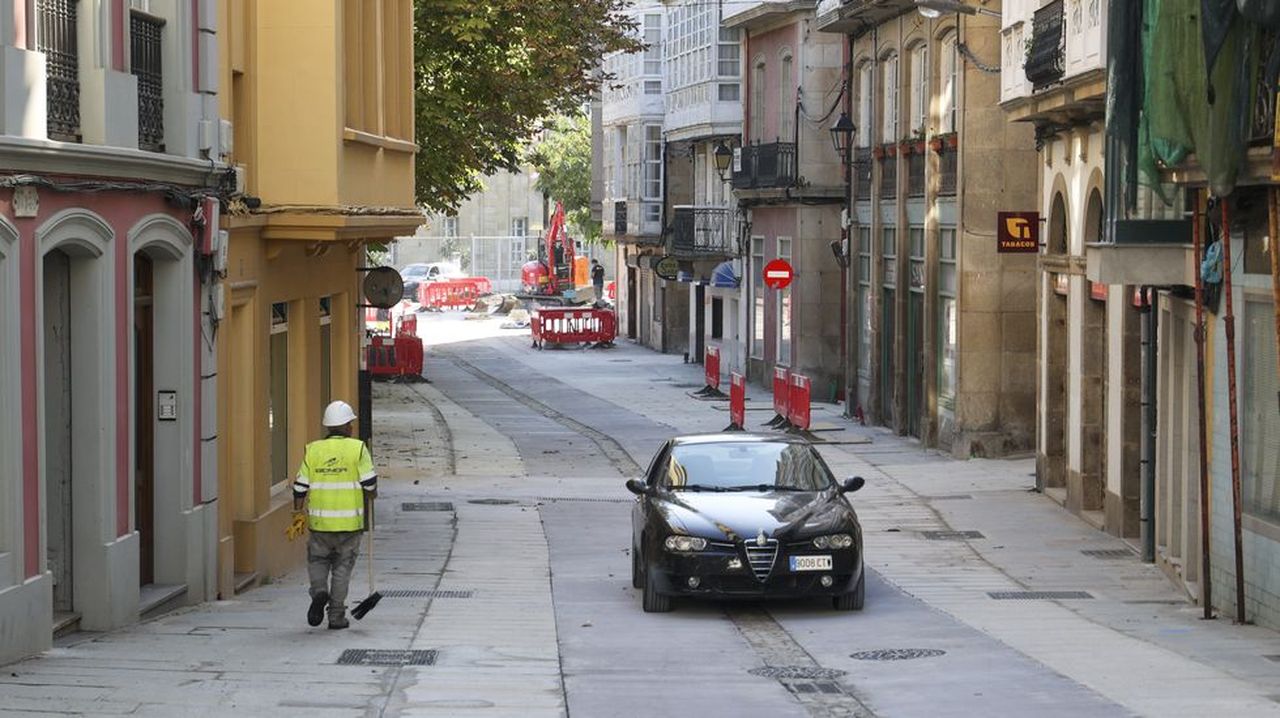 Vehículos y vecinos estrenan la nueva calle San Francisco en Ferrol ...