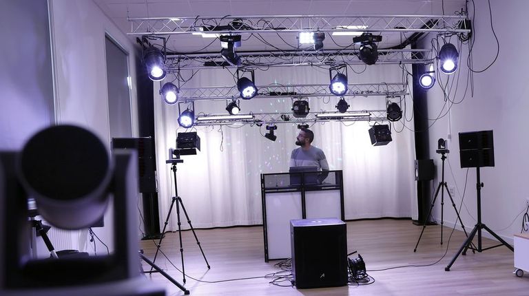 El ciclo de FP que convierte las aulas en plató de televisión, estudio ...