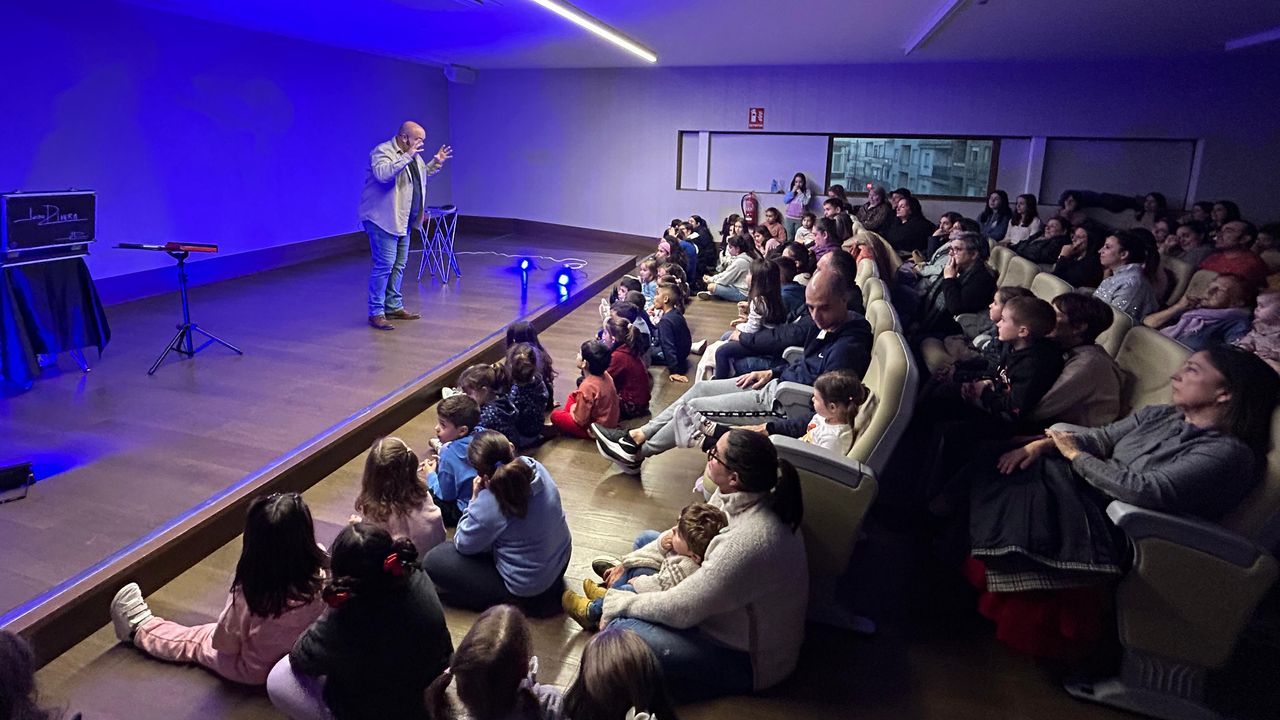 Espectáculo en Silleda con el ilusionista José Rivera, de Alba Nocta