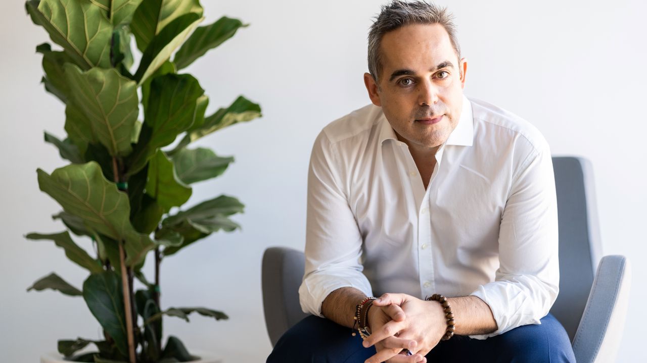 Valentín Hernández: «Nadie se compra un smartphone de mil euros a tocateja»