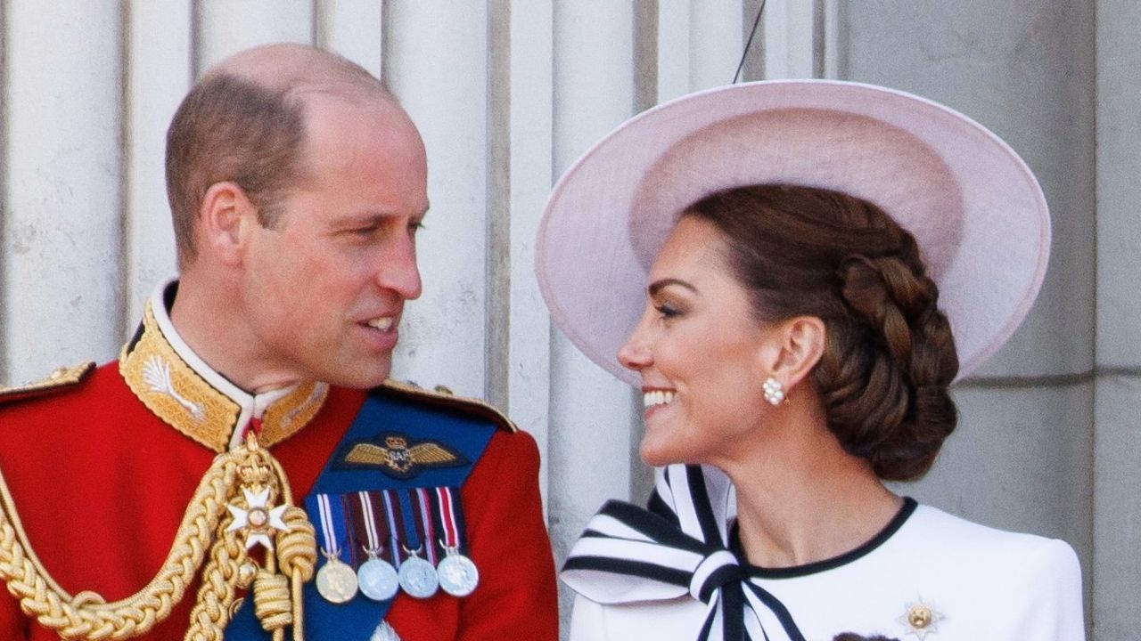 Dos ladrones enmascarados asaltan los terrenos del castillo de Windsor, mientras Guillermo y ...